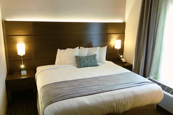 Cofre no quarto, cortinas/cortinados opacos, ferro/tábua de engomar