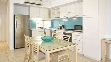 Apartamento, 3 quartos | Cozinha privada | Um frigorífico, um micro-ondas, uma cafeteira/bule