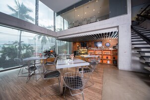 Pequenos-almoços, almoços, jantares servidos, cozinha internacional 