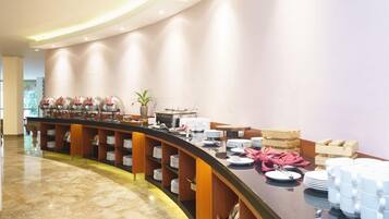 Pequenos-almoços, almoços, jantares servidos, cozinha internacional