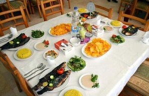 Pequenos-almoços, almoços, jantares servidos, cozinha local 