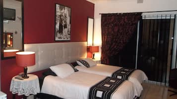 Quarto Twin Standard, 2 camas individuais, não fumadores (Room 4) | Cofre no quarto, secretária, berços/camas para crianças grátis