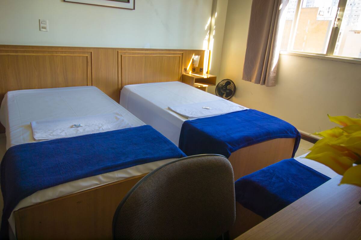 Minibar, secretária, Wi-fi grátis, roupa de cama fornecida 