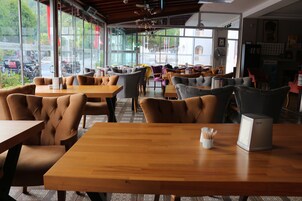 Pequeno-almoço completo diário (5 EUR por pessoa) 