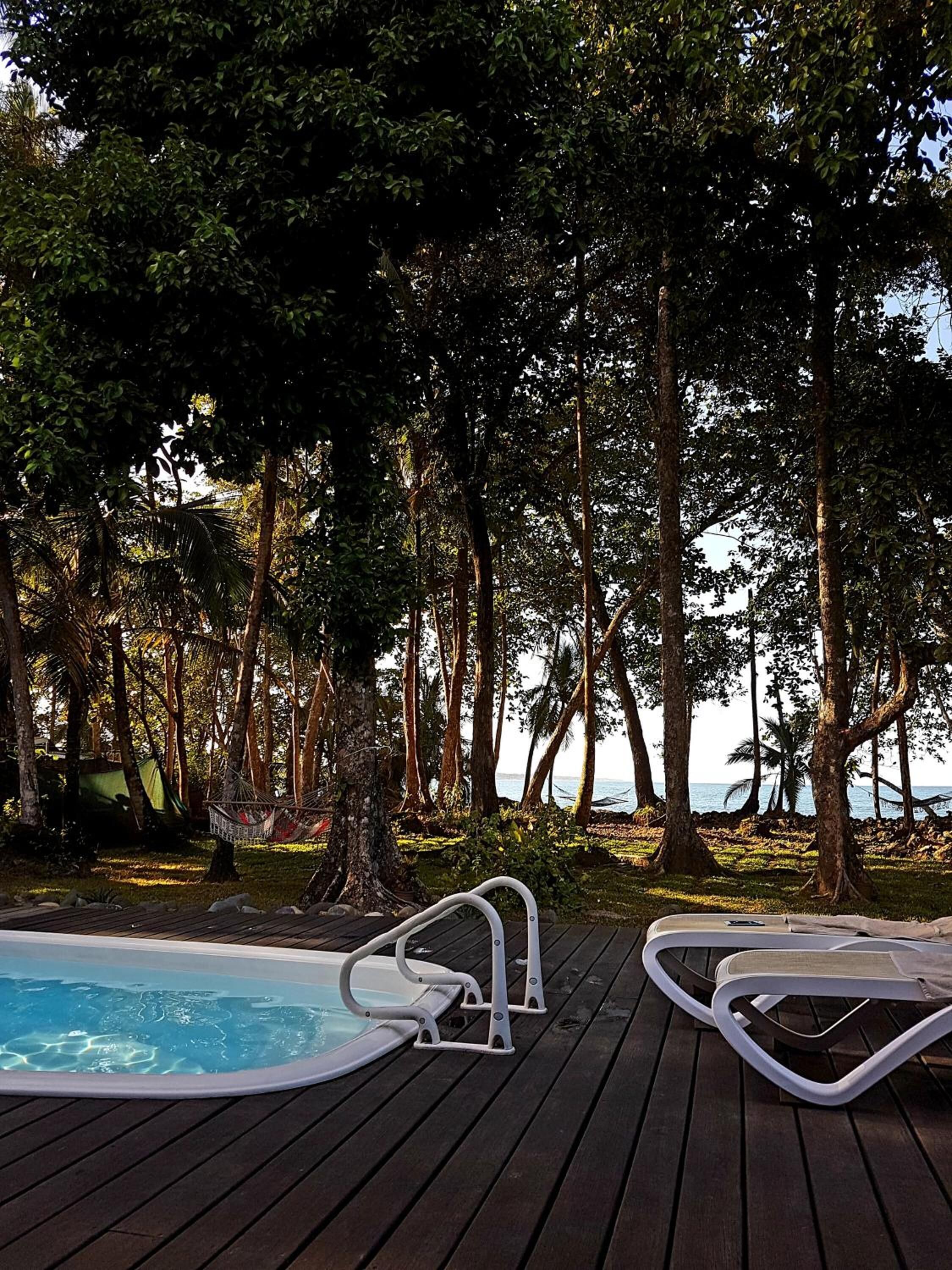 Piscina externa, funciona das 8h às 22h, espreguiçadeiras