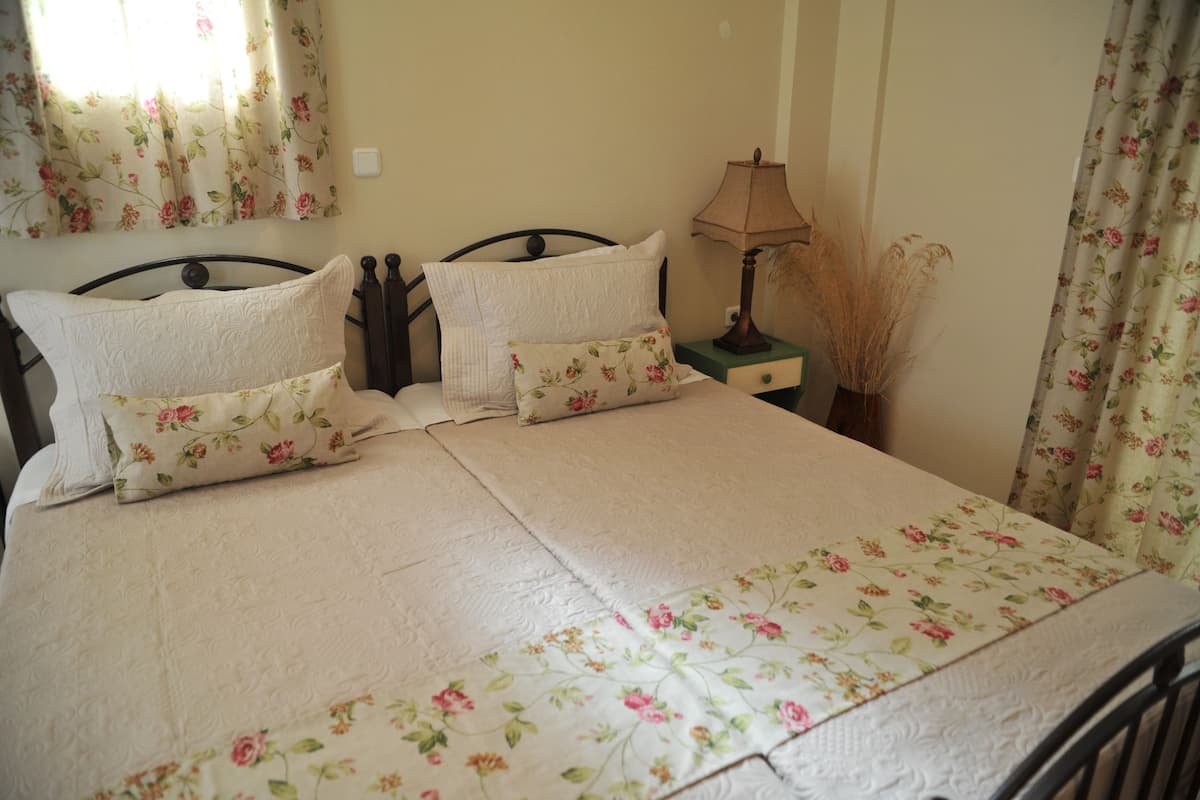 Apartamento (Fournos) | Roupa de alta qualidade, cofre com capacidade para portátil, secretária