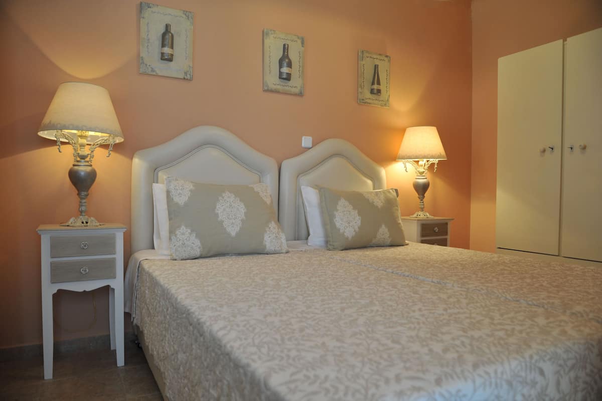 Apartamento (Kaminia) | Roupa de alta qualidade, cofre com capacidade para portátil, secretária