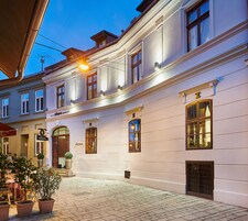 Fachada da propriedade à noite