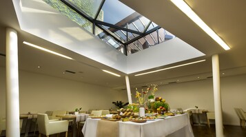 Café da manhã com buffet todos os dias (EUR 10 por pessoa) 