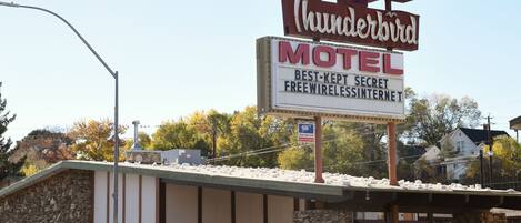 Um motel com um grande anúncio de internet sem fio gratuita e um segredo bem guardado.