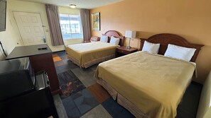 Room, 2 Queen Beds, Non Smoking (No Pets Allowed) | 1 quarto, individualmente decorados, individualmente mobiliados