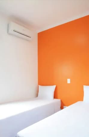 Quarto Twin | Secretária, cortinas/cortinados opacos, Wi-fi grátis 