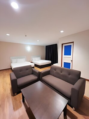 Quarto Superior (With Sofa) | Secretária, cortinas/cortinados opacos, ferro/tábua de engomar 