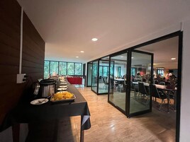 Pequeno-almoço tipo buffet diário (100 THB por pessoa) 