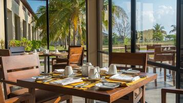 Café da manhã, almoço e jantar