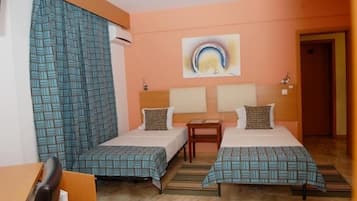 Quarto Twin | Secretária, cortinas/cortinados opacos, camas desdobráveis