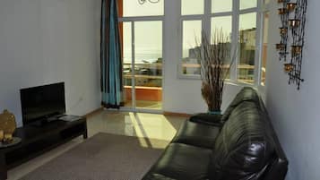 Apartamento Superior, 2 quartos | Sala | TV de ecrã plano