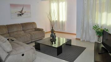 Apartamento Superior, 2 quartos | Sala | TV de ecrã plano