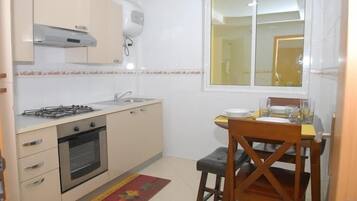 Apartamento Superior, 2 quartos | Secretária, cortinas/cortinados opacos, camas desdobráveis