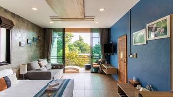 Frigobar, escrivaninha, camas extras/dobráveis (sobretaxa)