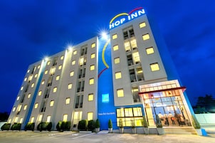 Fachada da propriedade à noite