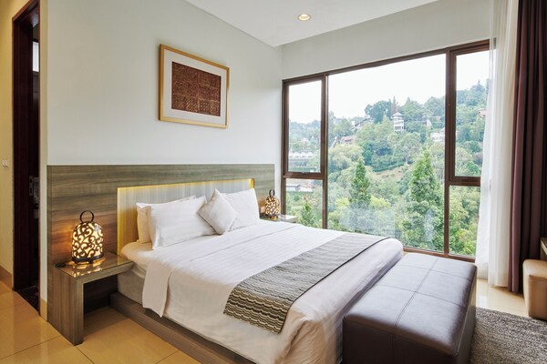 Chamomile Hill View 6br Villa Pool And Movie Room - Bandung