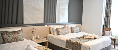 Roupas de cama premium, frigobar, escrivaninha