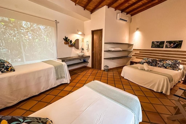 Premium Room Quintuple | Cortinas/cortinados opacos, roupa de cama fornecida