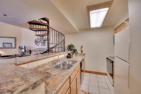 Loft clássico (Plus Loft) | Cozinha privada | Geladeira grande, micro-ondas, fogão, cooktop