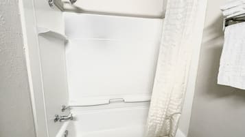 Quarto Standard, 2 camas de casal, não fumadores | Casa de banho | Uma combinação polibã/banheira, artigos de higiene pessoal grátis