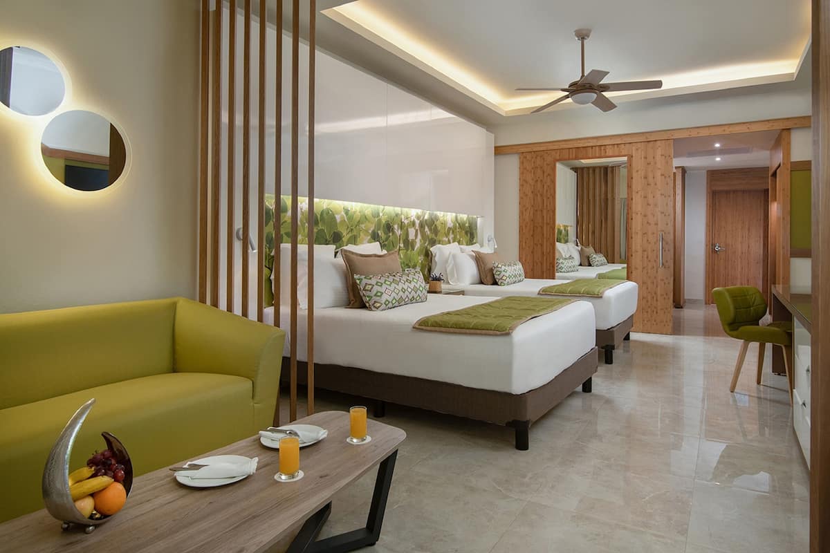 Premium Jr. Suite Pool View Two Queen (Resort Access to Breathless Punta Cana) | 1 quarto, roupa de alta qualidade, minibar grátis, cofre no quarto