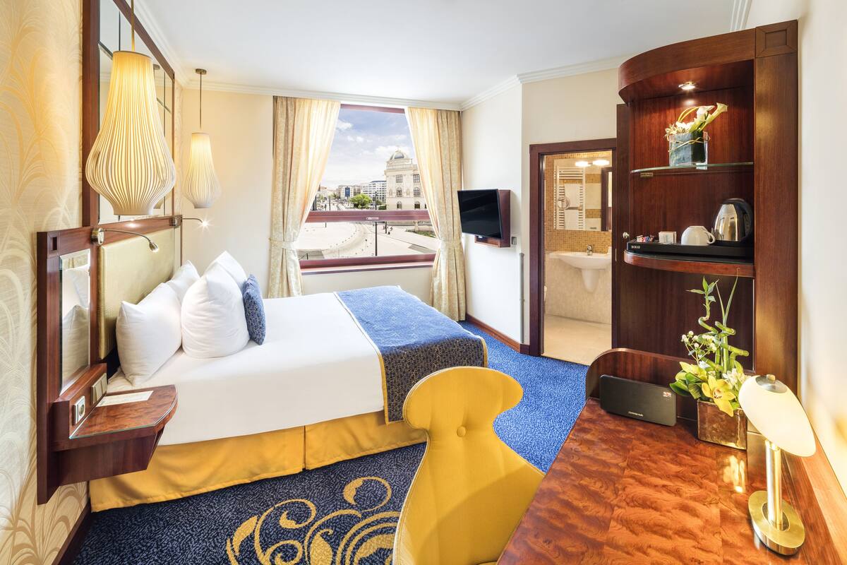 Roupa hipoalergénica, minibar, cofre no quarto, secretária 