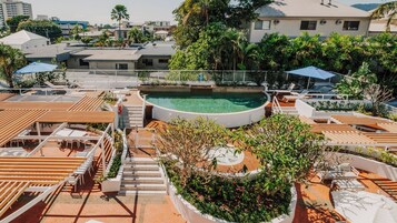 Piscina externa, funciona das 7h às 21h30, barracas de cortesia