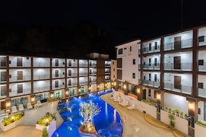 Piscina exterior, espreguiçadeiras 