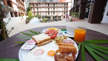 Café da manhã continental todos os dias (THB 350 por pessoa)