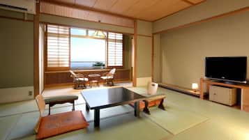 Frigobar, cofres nos quartos, escrivaninha