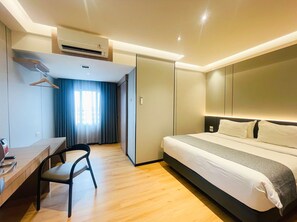 Quarto casal luxo, vista para a cidade | Escrivaninha, Wi-Fi de cortesia, roupa de cama