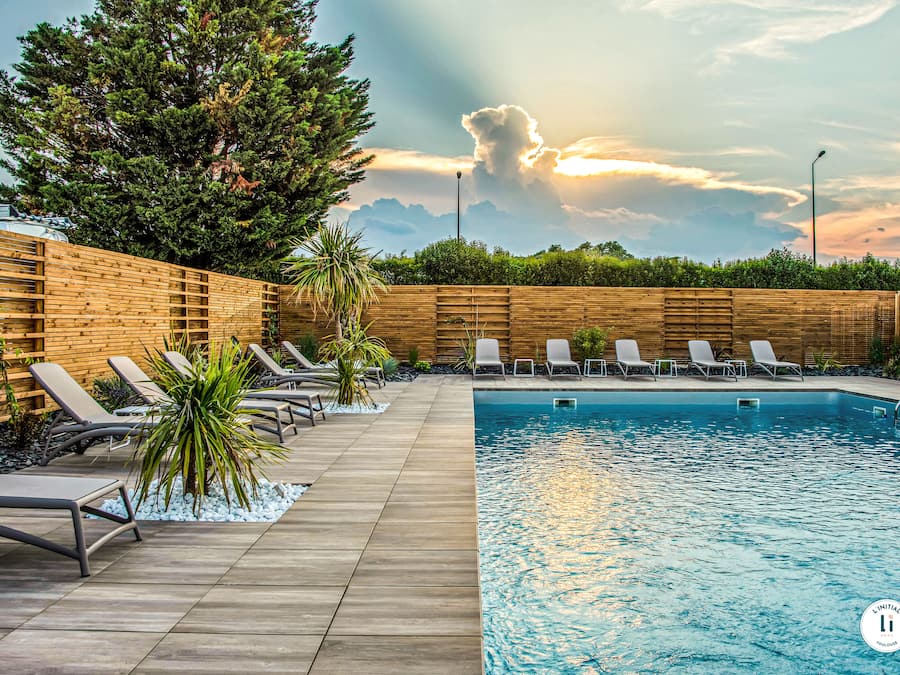 Piscina externa sazonal, funciona das 9h às 21h, espreguiçadeiras