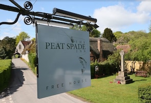Placa do The Peat Spade Inn, indicando que é um pub independente.