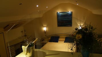 Minibar, cofre no quarto, com mobília individualizada, secretária