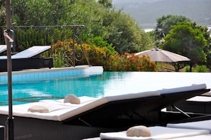2 piscinas exteriores, espreguiçadeiras 