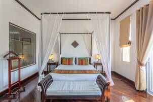 Quarto casal luxo | Cofres nos quartos, escrivaninha, cortinas blackout