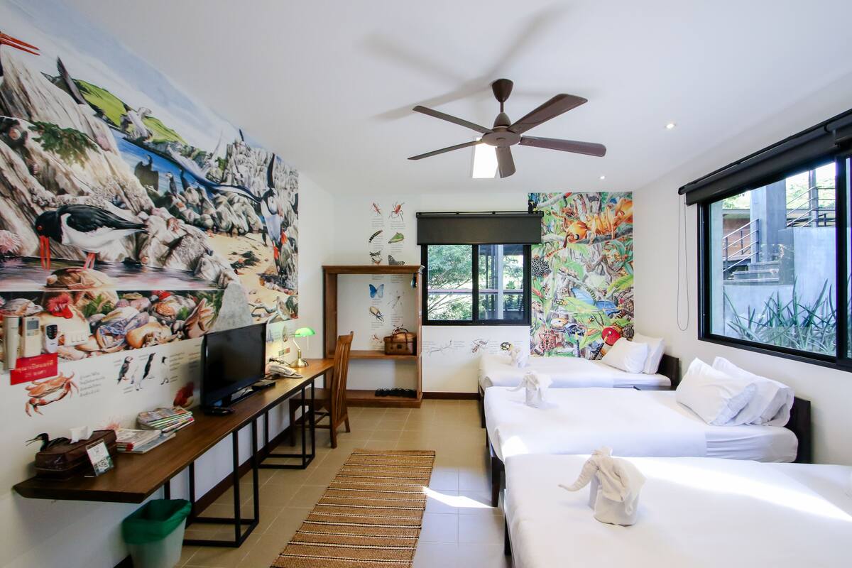Family Suite 4 Bed  | Secretária, cortinas/cortinados opacos, Wi-fi grátis 