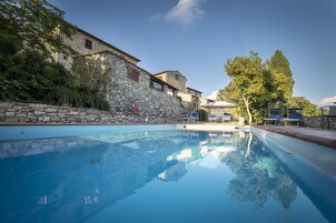 Piscina externa, espreguiçadeiras