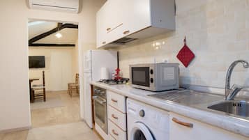 Apartamento Comfort, cozinha, Vista para a cidade (mansard, second floor, no elevator) | Cozinha privada | Uma cafeteira/bule, uma chaleira elétrica
