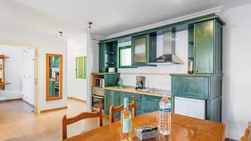 Apartamento Signature, 1 quarto, terraço | Cozinha privada | Um frigorífico, um micro-ondas, um forno, uma placa de cozinha