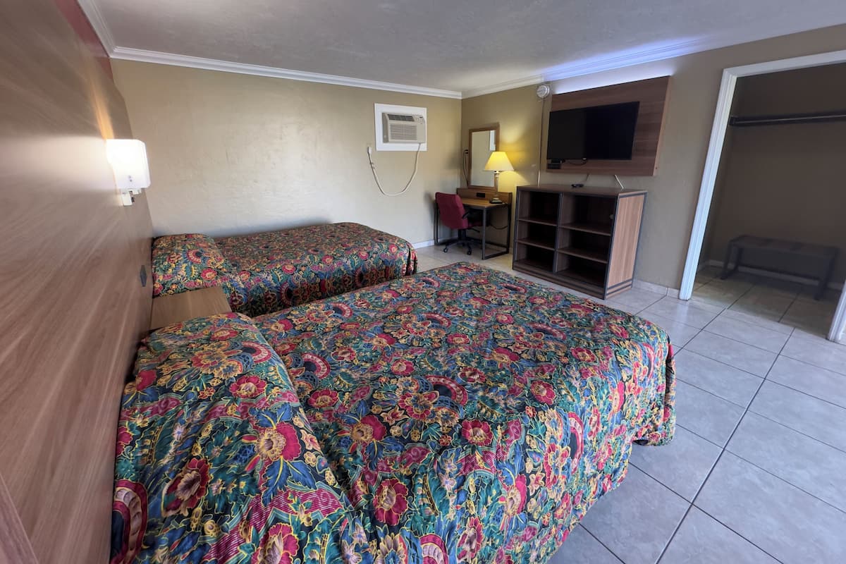 Quarto clássico, 2 camas de casal, para não fumantes | Individualmente decorados, individualmente mobiliados, escrivaninha