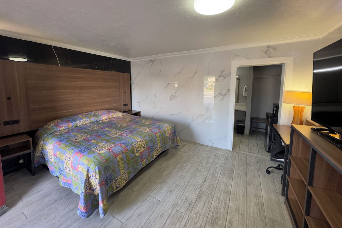 Quarto clássico, 1 cama King, para não fumantes | Individualmente decorados, individualmente mobiliados, escrivaninha