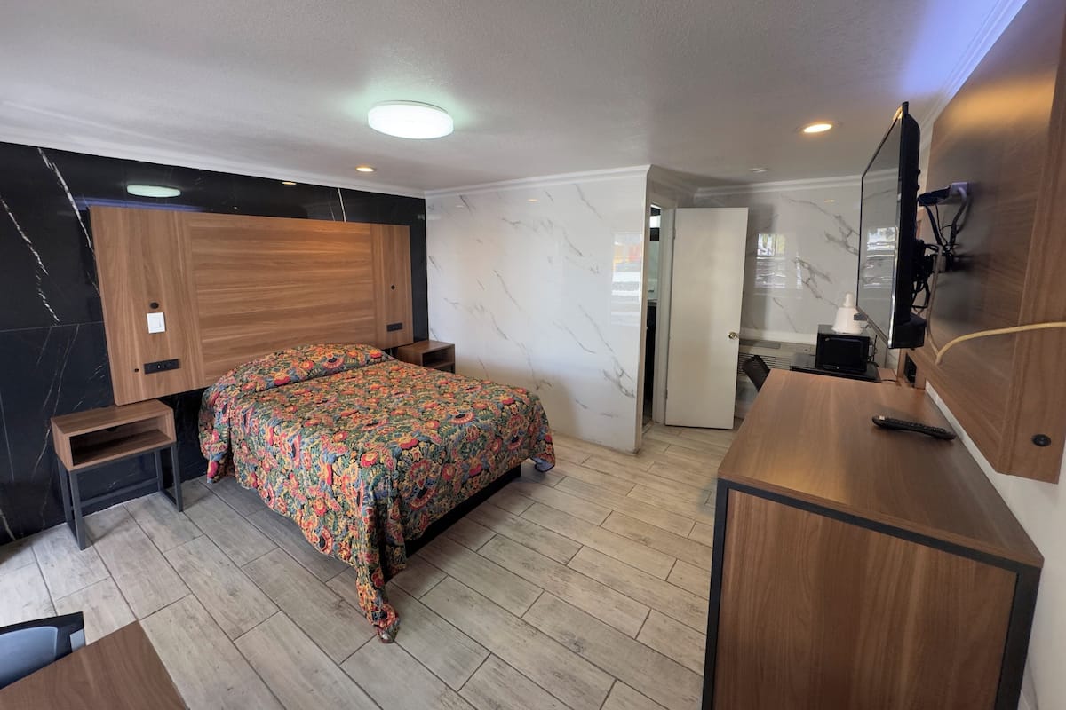 Quarto solteiro básico | Individualmente decorados, individualmente mobiliados, escrivaninha