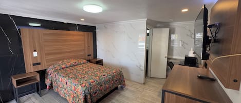 Quarto Individual Básico | Com decoração personalizada, com mobília individualizada, secretária